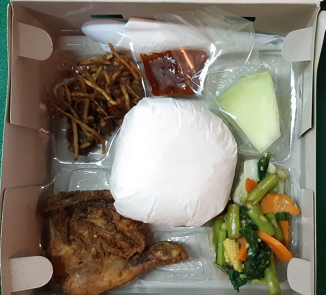 NASI DOS PAKET NASI AYAM IKAN SAYUR SAMBAL BUAH AIR MINERAL