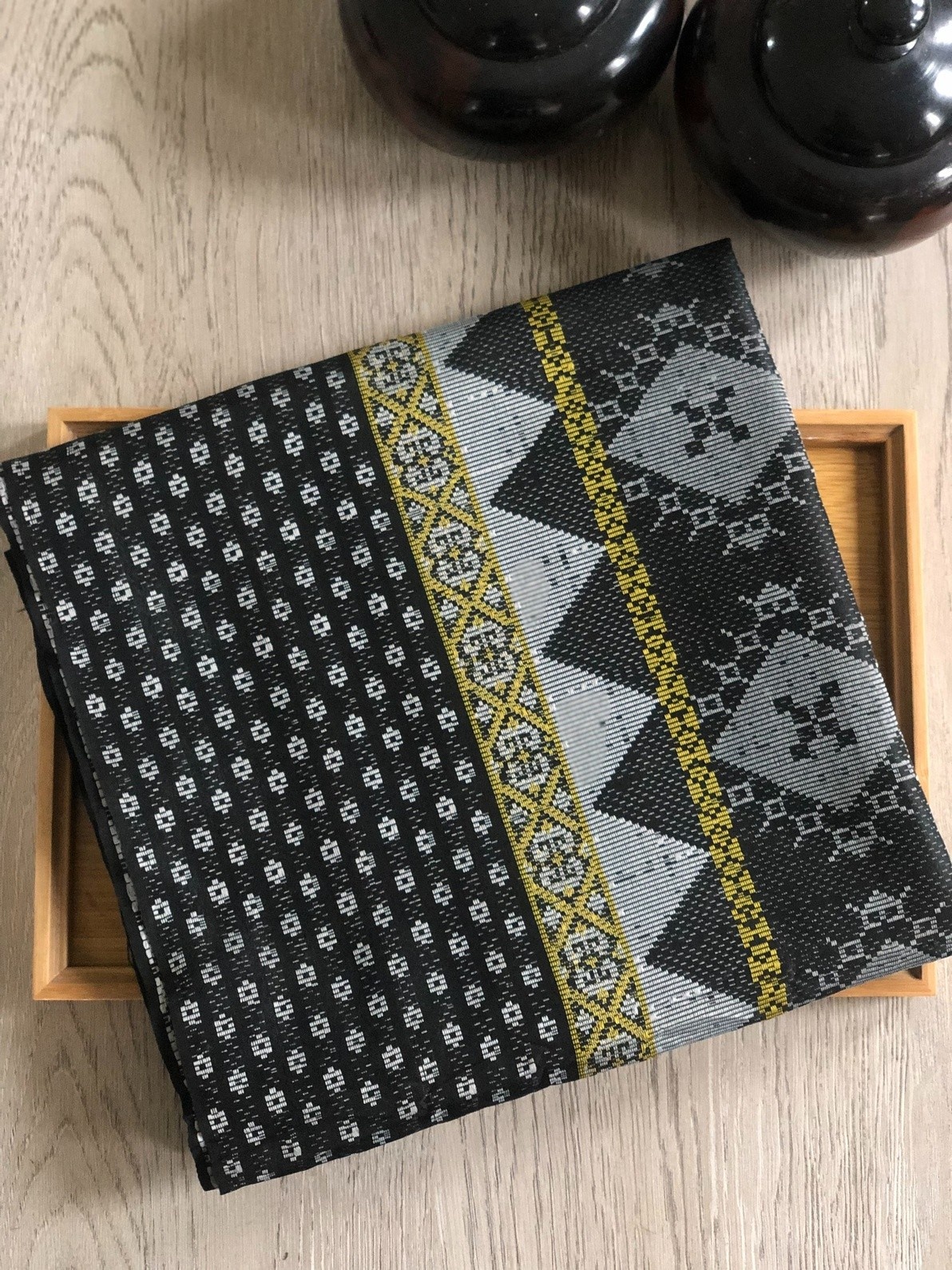 KAIN TENUN MOTIF TOLAKI