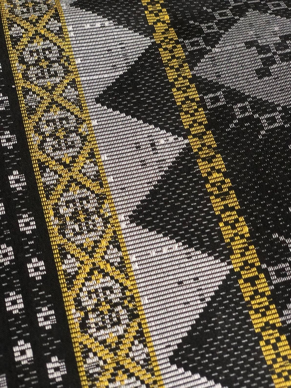 KAIN TENUN MOTIF TOLAKI